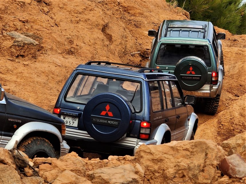 1:10 Scale Mitsubishi Montero Emblem Set 3500 V6 - Scale Custom